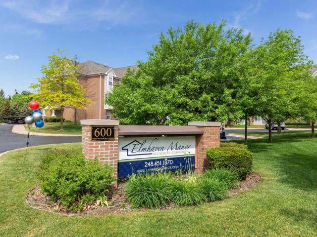 600 W Walton Blvd 2 beds, 2 full baths