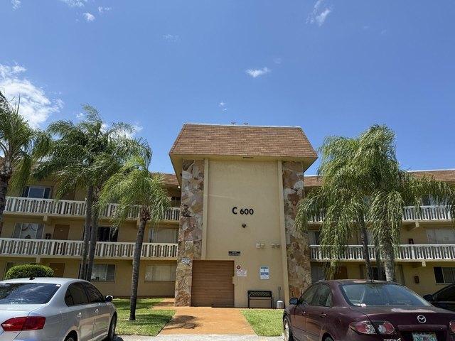 600 Village Green Ct Apt 121, Palm Springs, FL 33461