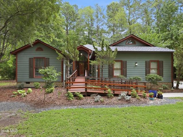 6015 Club House Dr, New Bern, NC 28562