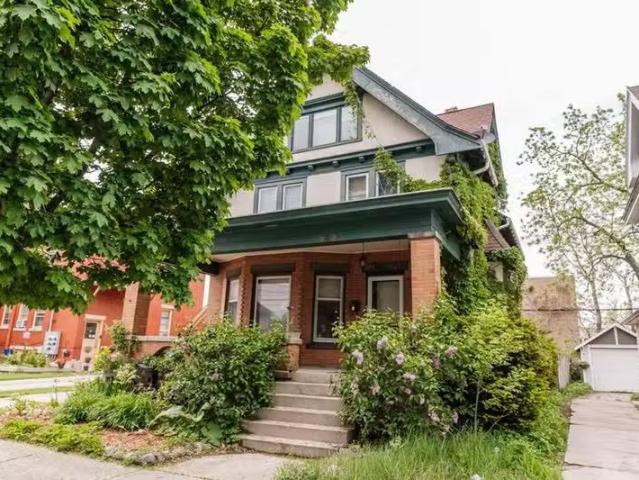 60167007 242 E Park Ave