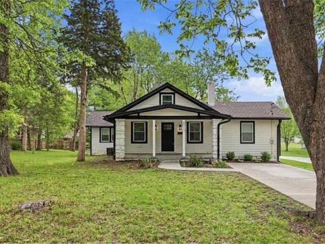 6017 Mastin St, Merriam, KS 66203