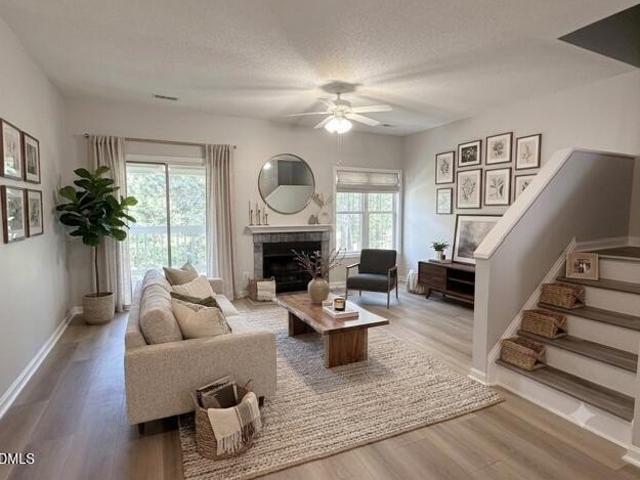 6011 Winterpointe Ln, Raleigh, NC 27606