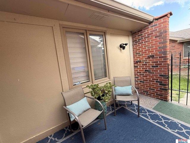6013 Oak Hills Dr, Omaha, NE 68137