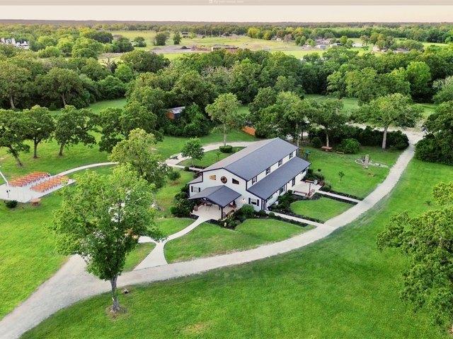 601 E Collard St, Madisonville, TX 77864