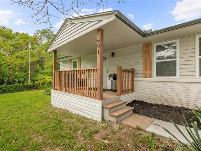 601 E Eisenhower Rd, Lansing, KS 66043 | MLS #2617 | Compass