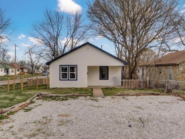 601 E Highland St, Aurora, MO 65605