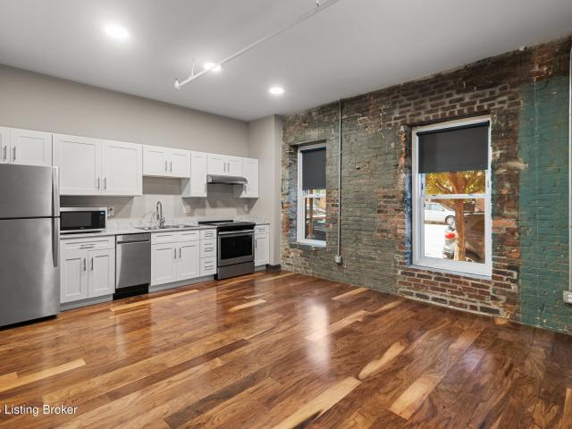 601 E Main St