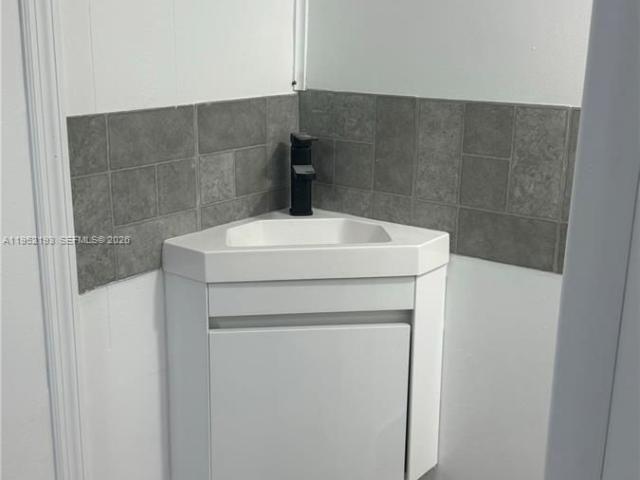 601 NE 4th Ct 7B, Hallandale Beach, FL