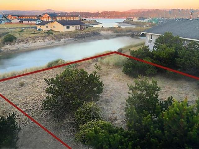 601 NW Oceania Dr, Waldport, OR 97394