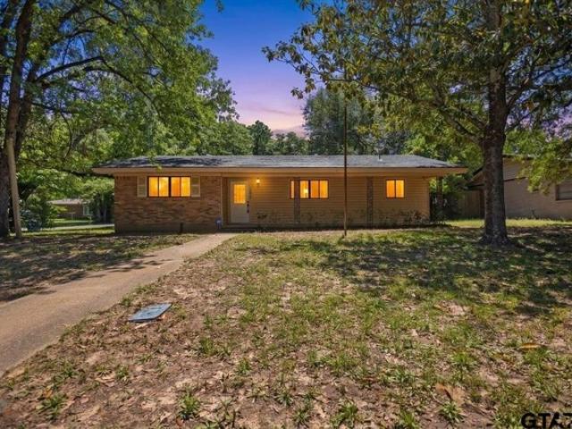 601 Ravenwood Dr, Athens, TX 75751