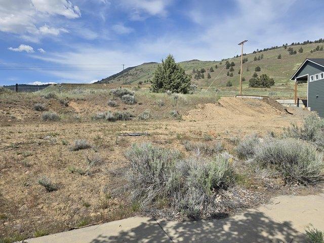 6029 Dove Hollow Dr, Klamath Falls, OR 97603