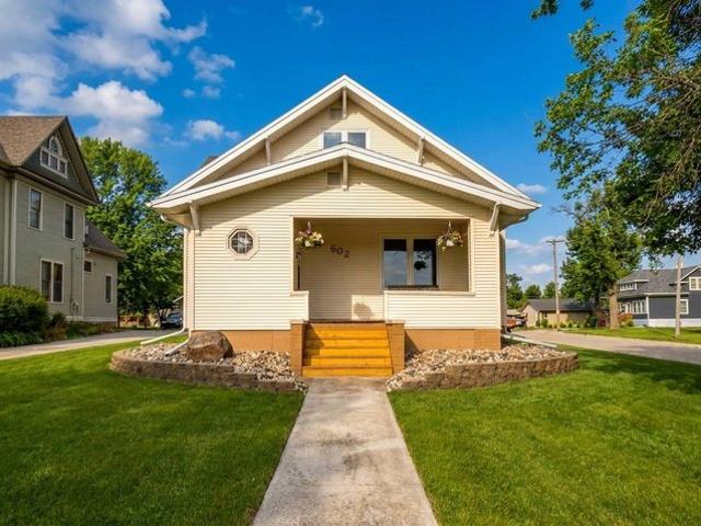 602 1st St, Hull, IA 51239