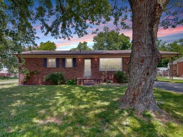 602 Holiday Park Dr, Hopkinsville, KY 42240