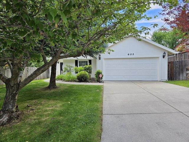 602 Mountain View Dr, Mount Shasta, CA 96067