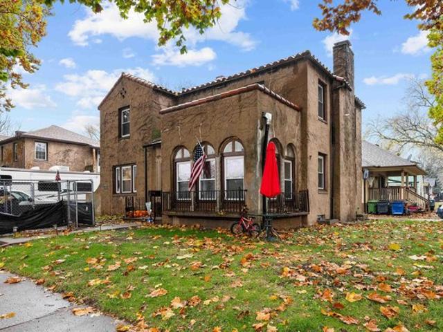 602 S 9th St, Clinton, IA 52732
