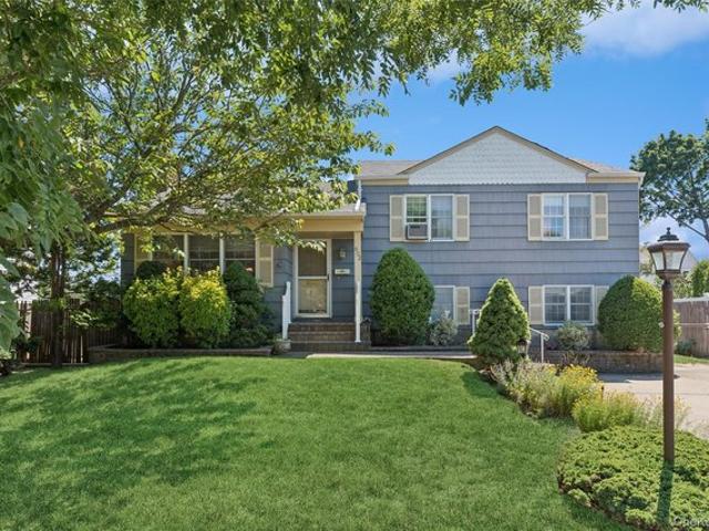 602 Syracuse Ave, Massapequa, NY 11758