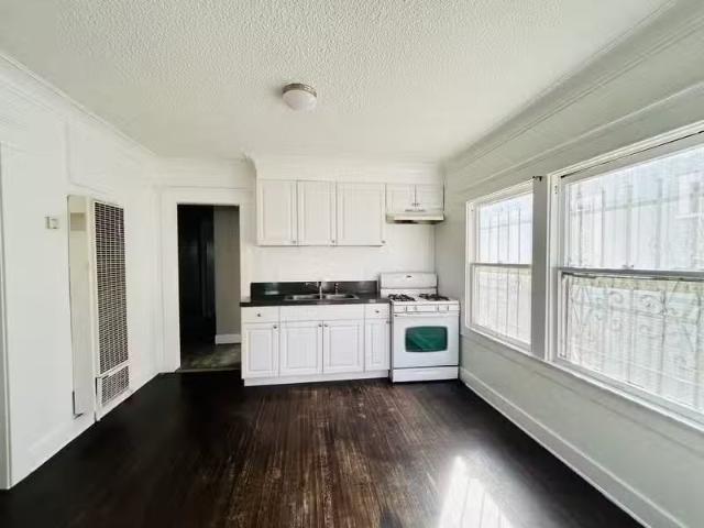 602 W 56th St Houses in Los Angeles, CA