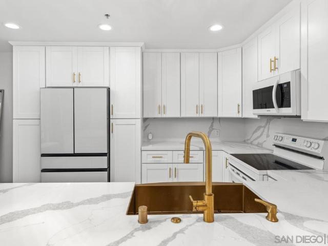 602 W Fir St 201
