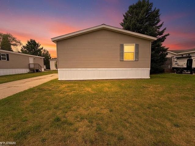 6039 Bentwood Cir E, White Lake, MI 48383