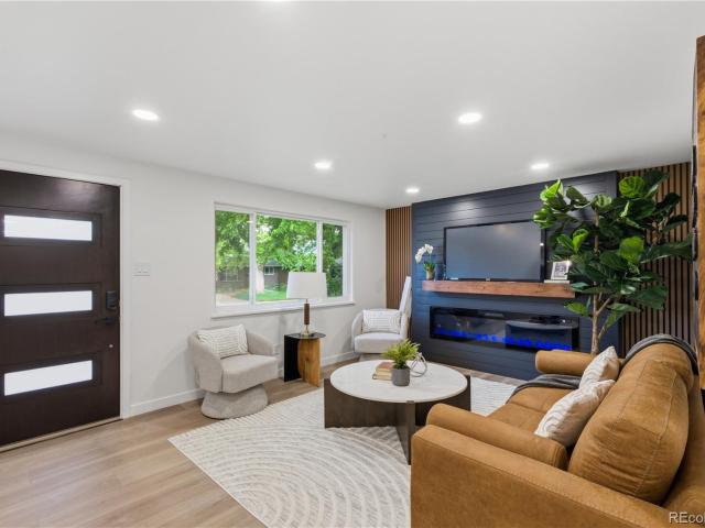 6033 Hoyt Court