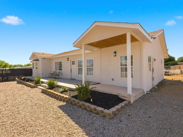 603 Amistad Rd SW, Los Lunas, NM 87031