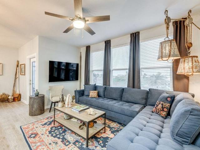 603 E Avenue G 204