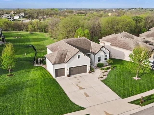 603 Rock Bridge Ct, Smithville, MO 64089
