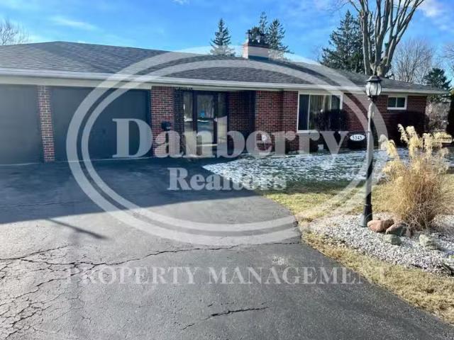 60463261 5354 W Bancroft St