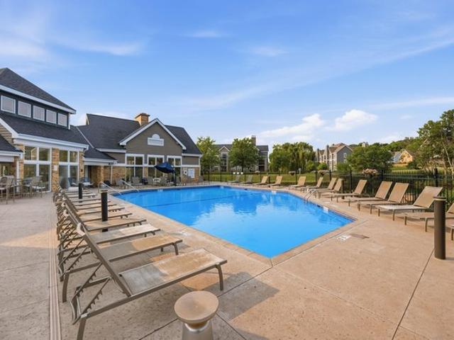 6048 Chasewood Pkwy Apt 1, Minnetonka, MN 55343