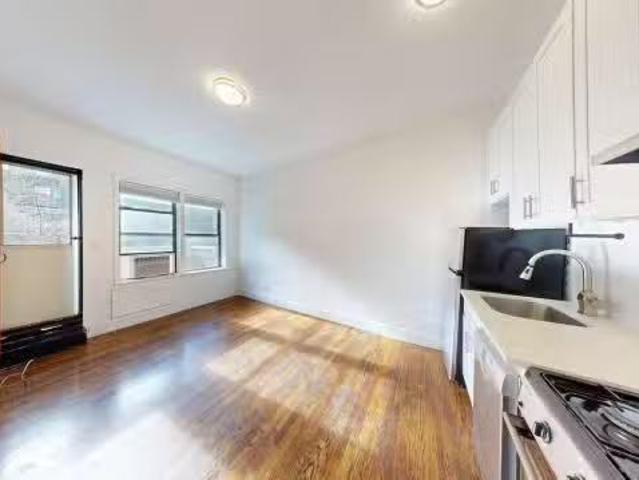 60498931 310 W 22nd St