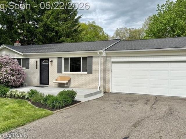 6042 Snow Apple Dr, Independence, MI 48346