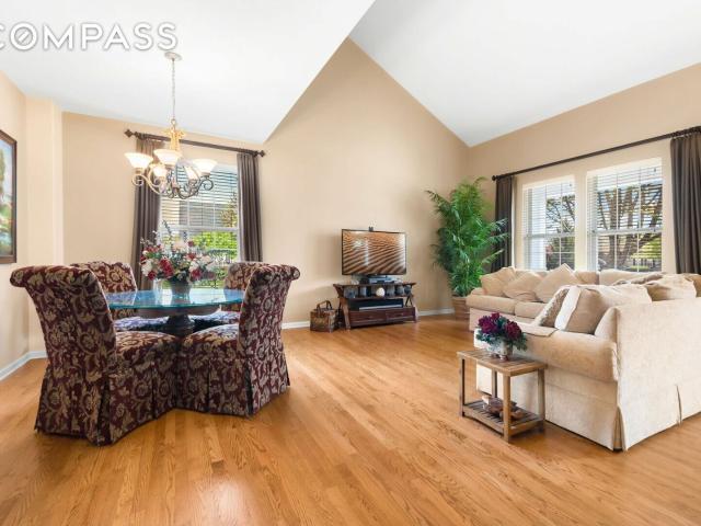 604 Geneva Ct, Indian Creek, IL