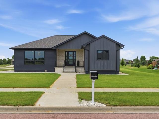 604 Doris Dr, Mitchell, SD 57301