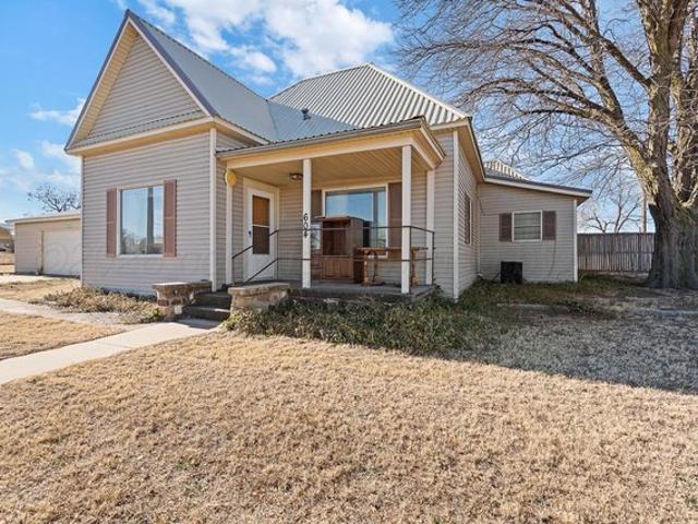 604 E 4th St, Clarendon, TX 79226