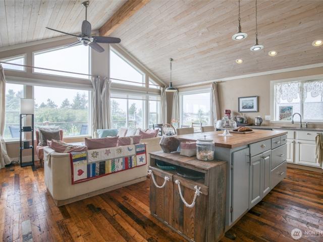 604 Ocean Shores Boulevard SW