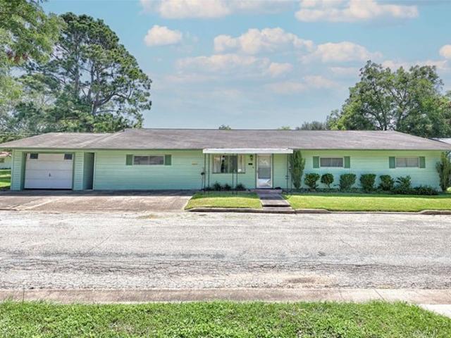 604 N Market St, Hallettsville, TX 77964