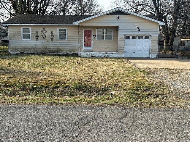604 SE 7th St, Wagoner, OK 74467