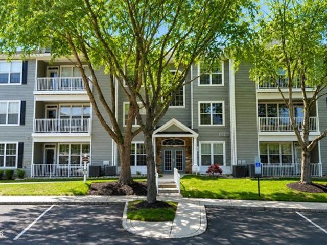 604 St Andrews Pl, Manalapan, NJ 07726