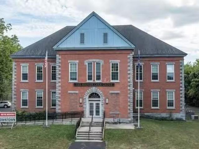 60563463 327 Mullin St