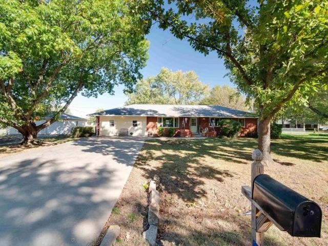 6050 SE 44th St, Tecumseh, KS 66542