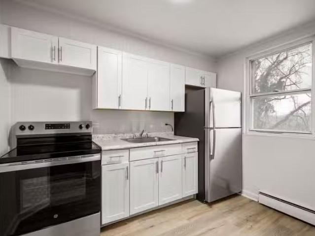 60512352 235 Moore Ave