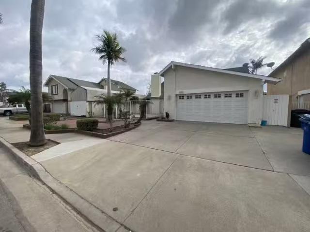 60513084 5056 Eucalyptus Cir