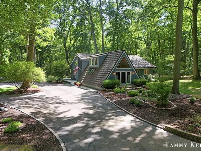 6051 Old Allegan Rd, Saugatuck, MI 49453