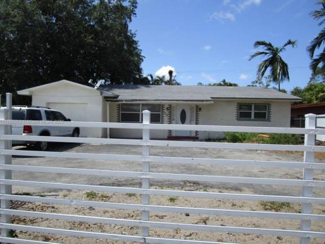 605 164th St NE, Miami, FL 33162