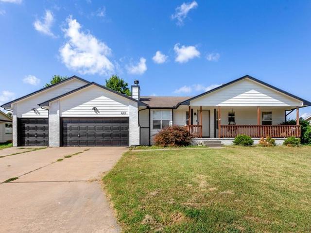 605 Clover Ln, Hesston, KS 67062