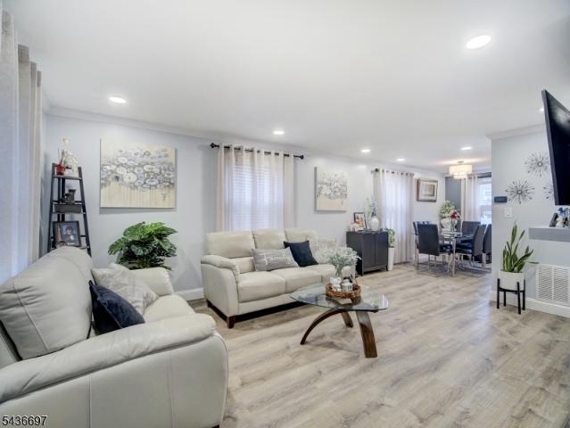 605 Crescent Dr