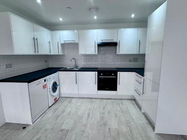 605 Armstrong House, Fletton Quays, Peterborough PE2, 2 bed penthouse to rent, £1,081 pcm | PrimeLocation