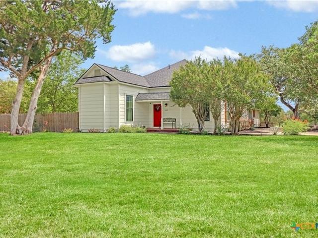 605 E Donegan St, Seguin, TX 78155