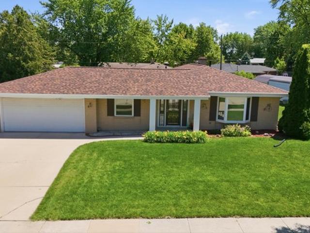 605 E Laverne Dr, Oak Creek, WI 53154