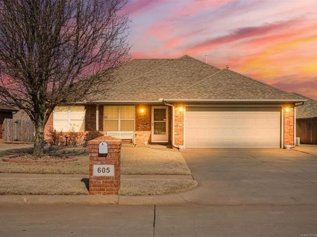 605 E Linden Ln, Mustang, OK 73064